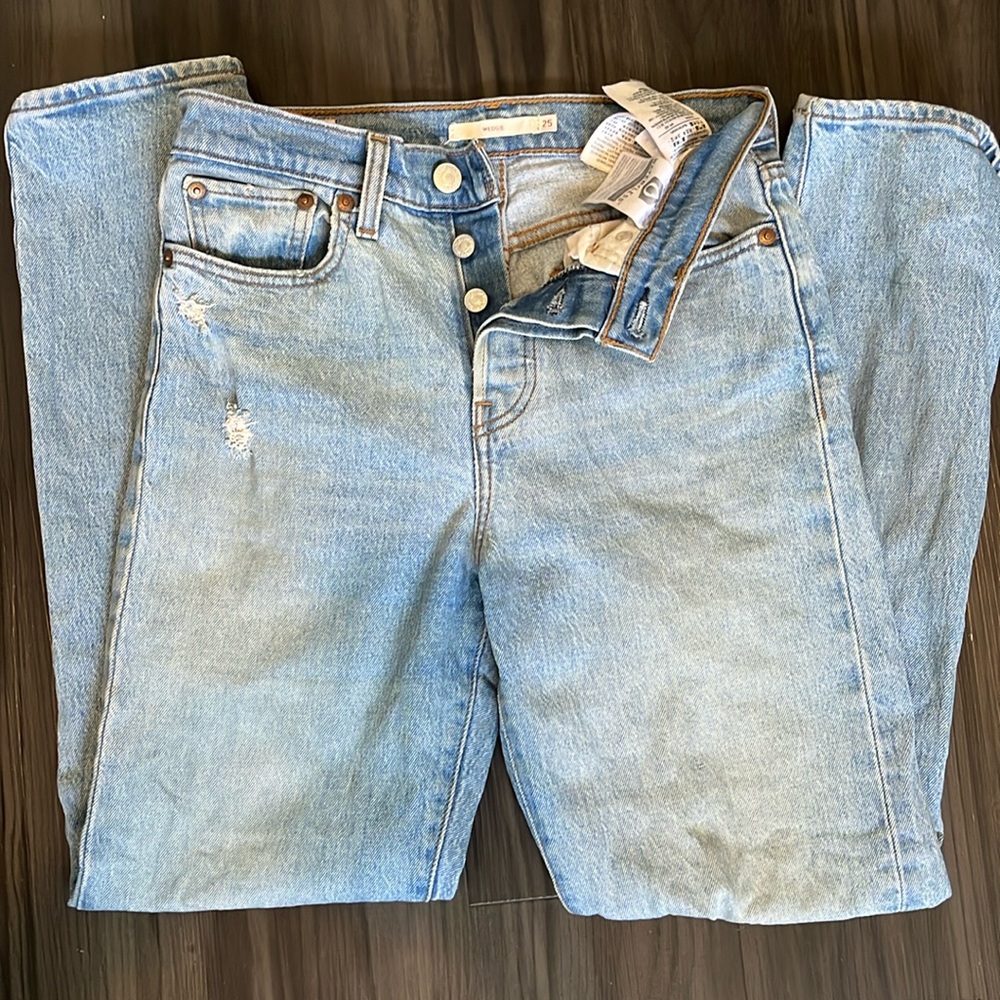 Levi’s Light Wash Wedgie Fit With Button Closure - Gem